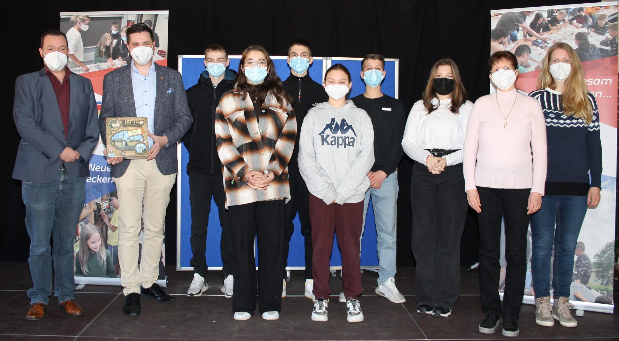 Schüler*innen freuen sich über Geschenk aus der Partnerstadt Le Cateau ...